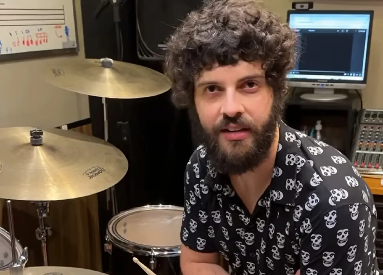 Vídeo: Diogo Defante pede emprego no Foo Fighters e mostra talento na bateria tocando "The ...