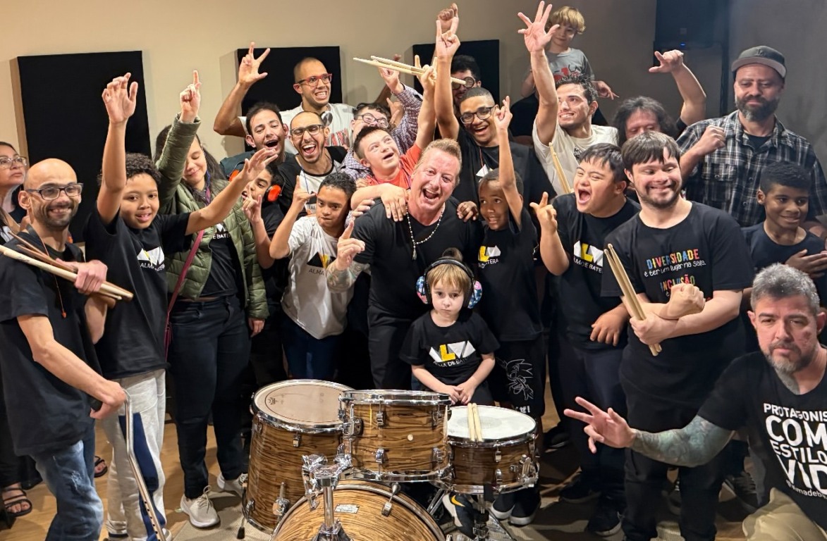 Tré Cool, do Green Day, toca com alunos do Alma de Batera em São Paulo ...